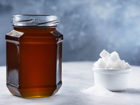 ¿Endulzar con miel o con azúcar? Beneficios para tu salud - La Realera